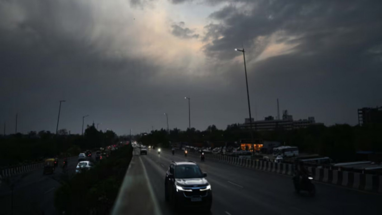 Delhi-NCR Today Weather: सुबह-सुबह Delhi-NCR में रात जैसा अंधेरा! आज ...