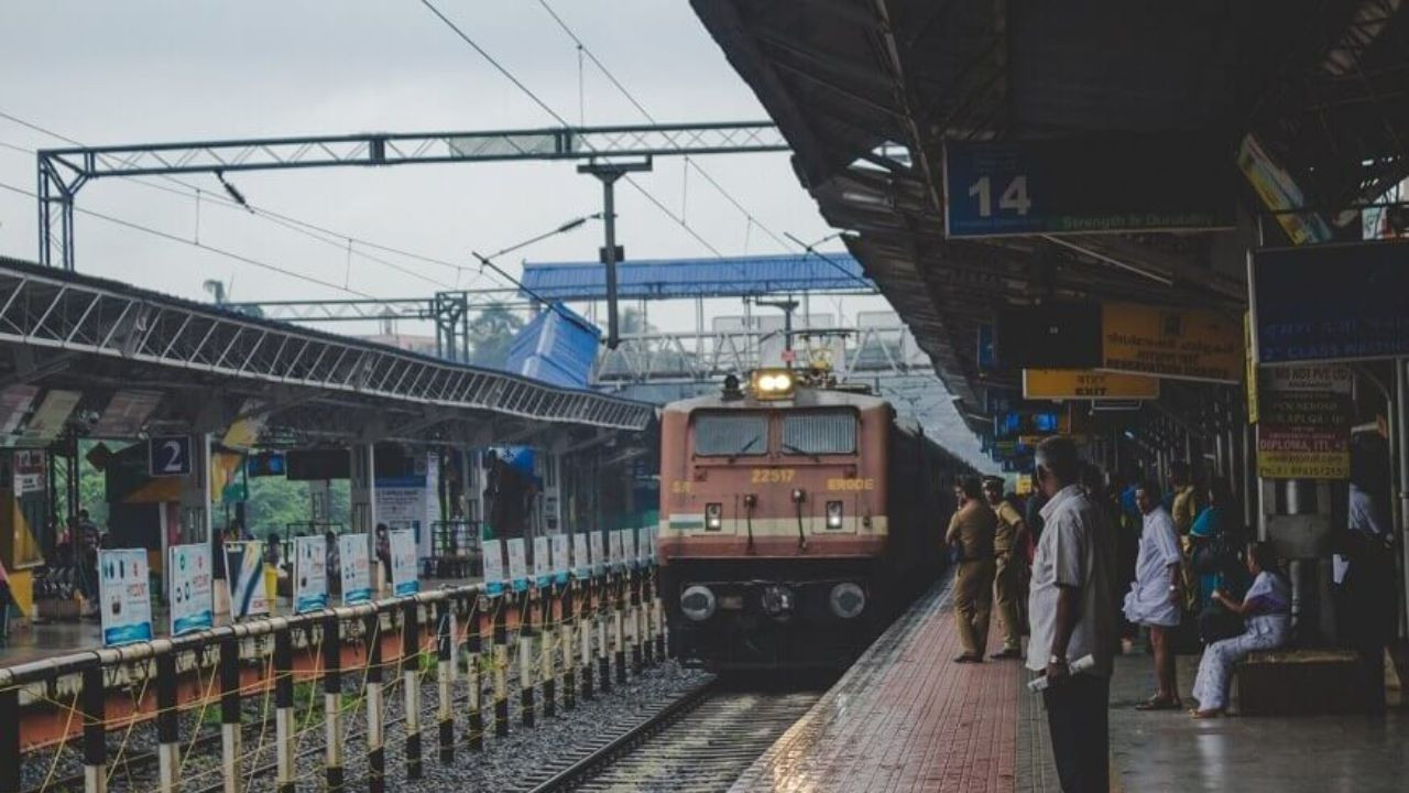 RVNL, IRCTC और IRFC में अचानक आई तूफानी तेजी, गिरते बाजार में क्यों चमक ...